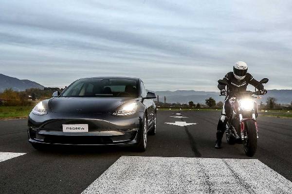 Хто швидший? Електромотоцикл Zero SR/F vs Tesla Model 3 - Elwinn